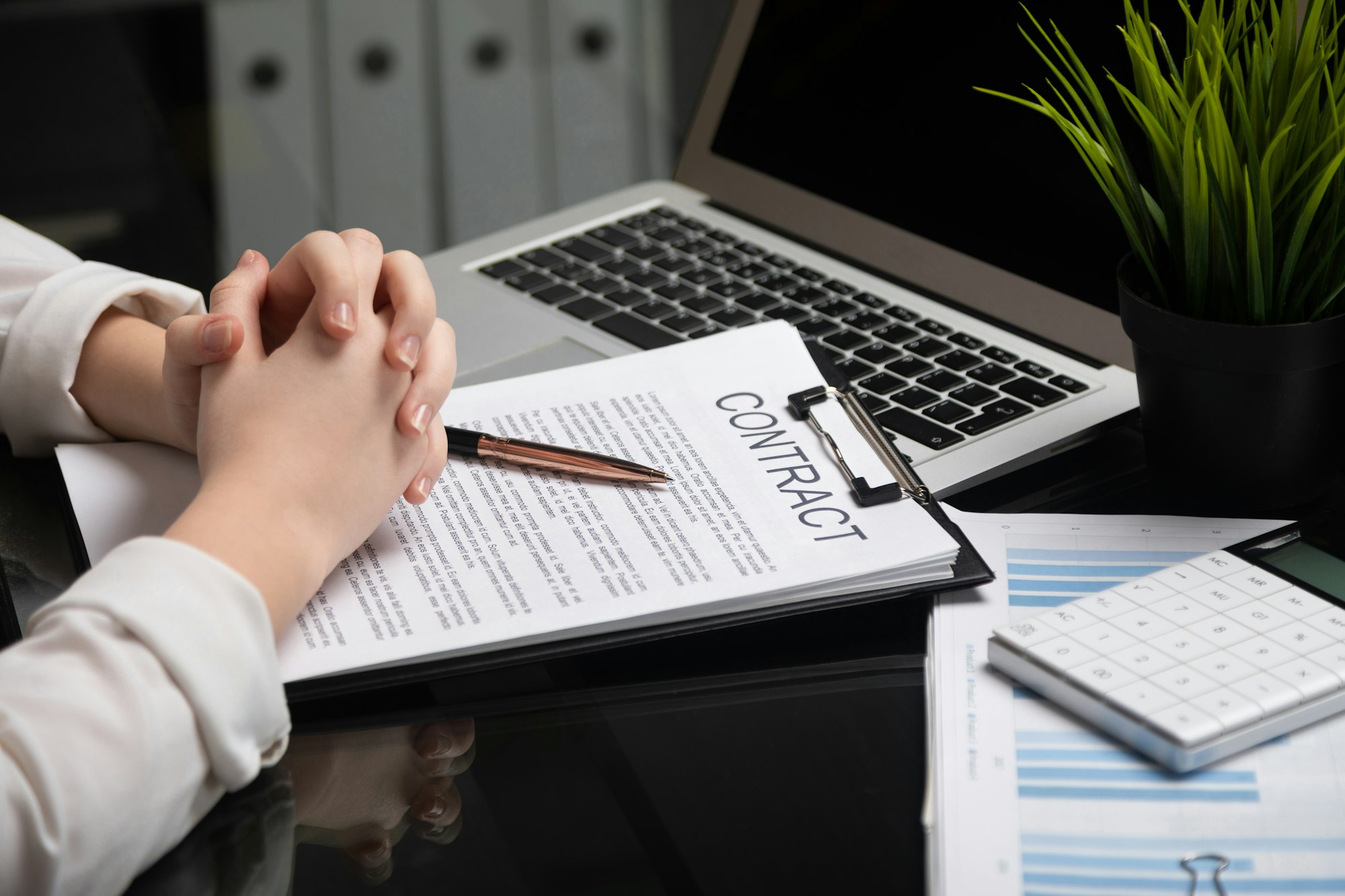 Mastering Employee Contracts: Rights, Duties & Pitfalls Explained